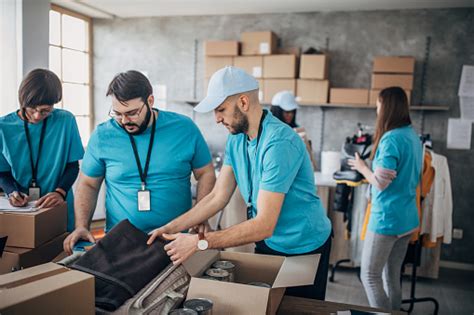 자선 푸드 뱅크에 기부 상자를 포장하는 다양한 자원 봉사자 Giving Tuesday에 대한 스톡 사진 및 기타 이미지