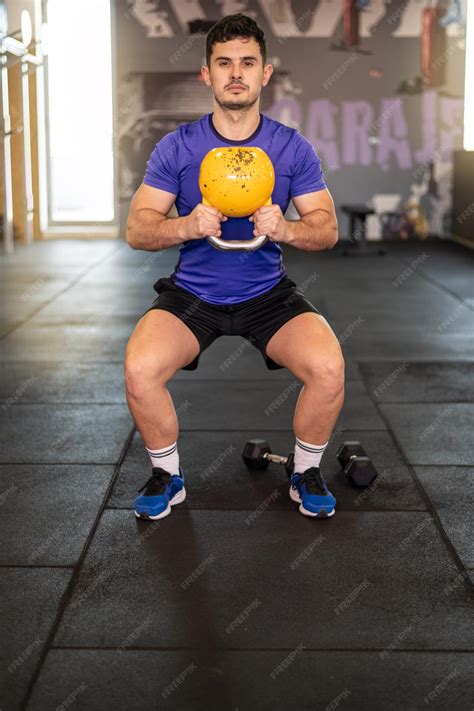 Ejercicio De Entrenamiento Y Hombre Con Pesas Rusas En El Gimnasio Para La Salud Y El Bienestar