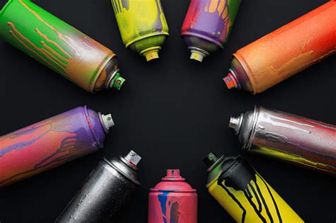 검은 배경에 스프레이 페인트의 사용 된 캔으로 만든 프레임 평평한 누워 및 텍스트를위한 공간 낙서 용품 0명에 대한 스톡 사진 및 기타 이미지 Istock