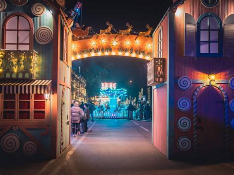 ფოტოფაქტი ობელიანის მოედანზე საახალწლო სოფელი რომელიც სადღესასწაულო განწყობას ჰქმნის Kalaki Ge