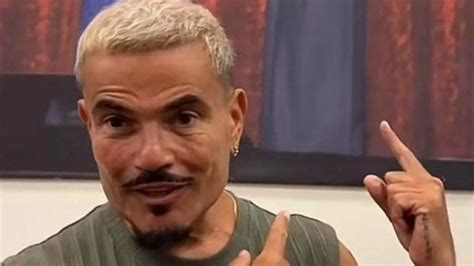 عمرو دياب يثير جدلاً بإطلالة جديدة إرم نيوز