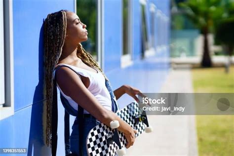 색깔이 많은 머리띠를 가진 흑인 여성 전형적인 아프리카 헤어 스타일 패션에 대한 스톡 사진 및 기타 이미지 패션 땋은 머리