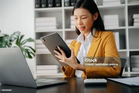 사무실에서 노트북 태블릿 스마트폰을 사용하는 여성 사업가 디지털 마케팅 미디어 모바일 앱 및 새로운 시작 프로젝트 계획에 대해 논의합니다 재무 작업 20 24세에 대한 스톡