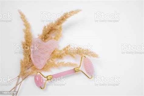 얼굴 마사지 Guasha 롤러 스크레이퍼 만든 로즈 쿼 츠 스톤 주름 붓기 0명에 대한 스톡 사진 및 기타 이미지 0명 개인 장식품 건강관리와 의술 Istock
