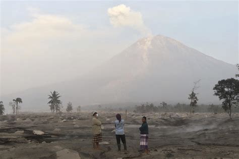 Thousands Flee As Indonesias Mount Semeru Volcano Erupts Anew Exactly