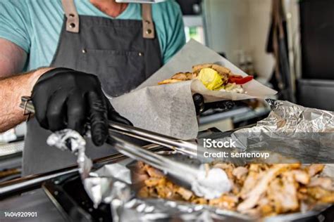전통적인 그리스 패스트 푸드를 준비하는 과정 자이로 요리사 손 요리 음식 길거리 음식에 대한 스톡 사진 및 기타 이미지 Istock