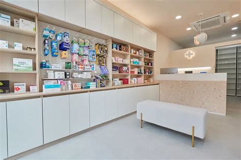 화이트and우드톤 깔끔한 8평 약국인테리어