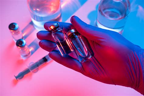 의사는 백신을 가진 앰플을 보유하고 있습니다 유리 앰플과 의료 장갑에 손을 위험의 개념 또는 예방 접종의 필요성 Hpv 백신에 대한 스톡 사진 및 기타 이미지 Istock