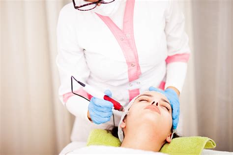 미용실에서 아름답고 젊은 여성의 얼굴 피부의 미세 피부 절차를 만드는 미용사 20 24세에 대한 스톡 사진 및 기타 이미지 20 24세 20 29세 2명 Istock