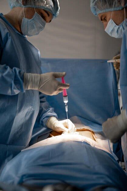 Premium Photo Surgeon Makes An Injection During An Operation