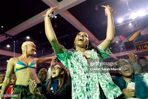 59 Emaza Gibson Photos And High Res Pictures Getty Images
