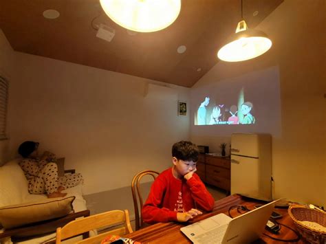 더달달 제주독채민박 아빠랑 누나랑 같이 있고는 싶고 누나가 보는 애니는 무섭고결국 누나 곁에서 자기 노트북 보는 둘째와 아랑곳 않는 첫째 오랜만에