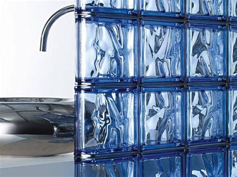 Des cloisons de salle de bains en briques de verre | Leroy Merlin ...