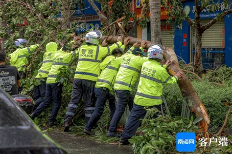 台风 摩羯”过境海口警方主动服务群众 做好灾后恢复重建工作海口市民警台风新浪新闻