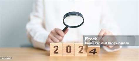 2024 년 말 돋보기와 사람들과 함께 2025 년 새해 복 많이 받으세요 고용 직원 모집 직업 Seo 및 무직 개념 1월에 대한 스톡 사진 및 기타 이미지 Istock