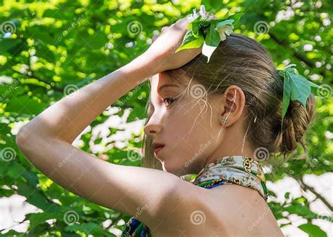 Une Jeune Fille Dans Une Robe Avec La Nudité Soutient La Valeur Dans Le