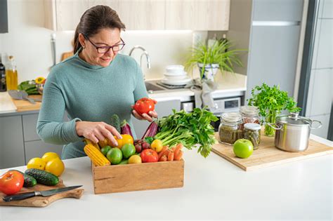 신선한 건강한 과일과 야채 상자를 준비하는 부엌에서 여자 50 54세에 대한 스톡 사진 및 기타 이미지 50 54세 가정 생활 가정 주방 Istock