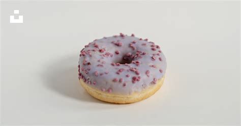 빨간색 스프링클이 있는 흰색 젖빛 도넛 사진 Unsplash의 무료 회색 이미지