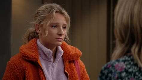 Piepjonge Apollonia Sterckx Valt Op In Thuis