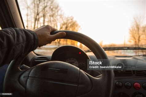더운 여름 화창한 날에 차를 운전 휠 뒤에 있는 운전자의 손 거리에 대한 스톡 사진 및 기타 이미지 거리 고속도로 교통