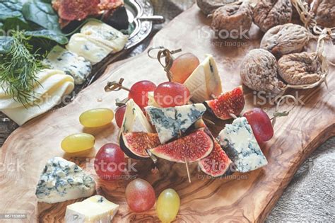 치즈와 치즈 플레이트와 무화과 고르 곤 촐라 브리 Dorblu 포도 이탈리아 Focaccia 빵 0명에 대한 스톡 사진 및 기타 이미지 Istock