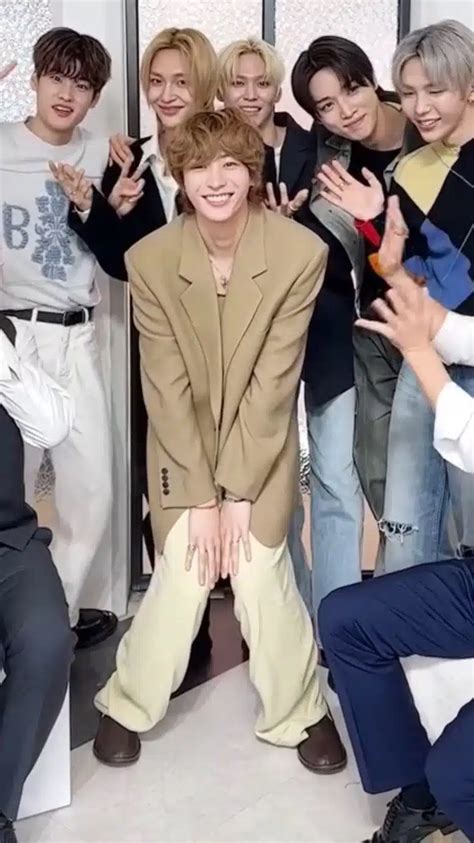 애니 속 미소녀 포즈 전문 앤톤ㅋㅋㅋ 팬플러스 커뮤니티