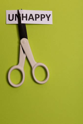 텍스트 불행 카드 단어 Un을 절단 그래서 행복을 작성했습니다 공간을 복사합니다 Blue 배경 스튜디오 촬영 가위에 대한 스톡 사진 및 기타 이미지 Istock