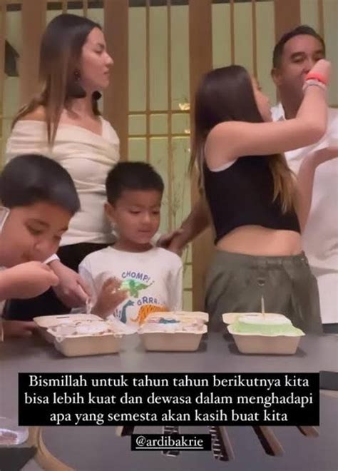 Suami Idaman! Potret Ardi Bakrie Kulineran Bareng Nia Ramadhani dan ...