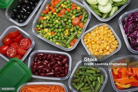 검은 테이블에 신선한 음식이있는 플라스틱 용기 세트 평평한 누워 0명에 대한 스톡 사진 및 기타 이미지 0명 가득 찬 강낭콩 Istock