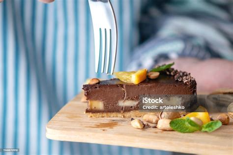 오렌지 민트 잎과 견과류와 초콜릿 케이크의 조각을 포크로 손 나누기 채식주의자를 위한 건강 한 생 디저트 감귤류 과일에 대한 스톡 사진 및 기타 이미지 Istock