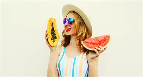 수박과 파파야의 과일 조각과 함께 행복한 미소 여자의 여름 초상화 밀짚 모자를 쓰고 흰색 배경에 선글라스 감정에 대한 스톡 사진 및 기타 이미지 Istock