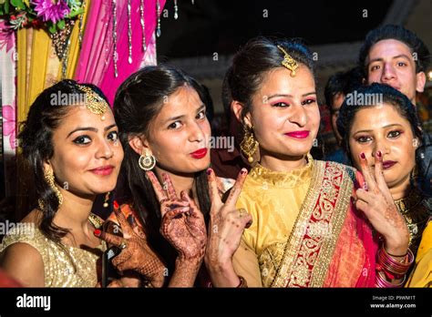 Indian Girl In Sari Fotos Und Bildmaterial In Hoher Auflösung Alamy