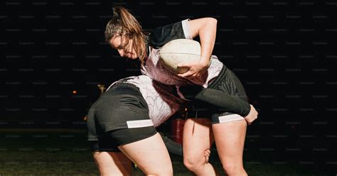 프리스비 게임을 하는 두 명의 여성 사진 Unsplash의 훈련 이미지