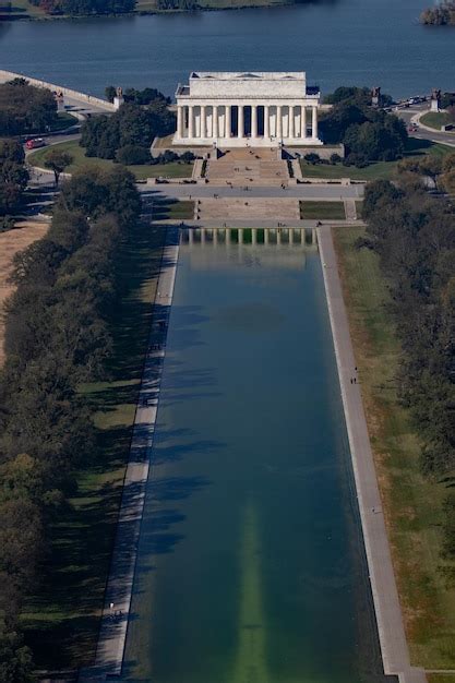 Premium Photo Lincoln Memorial And The Reflecting Pool Taken From The