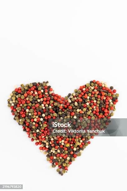 근접 촬영 흰색 배경 혼합 된 큰 향기로운 고추 더미 검정 빨강 흰색 음식의 주요 조미료 후추 인도와 유럽의 향신료 고추 하트 모양으로 배치 곡초류에 대한 스톡 사진 및