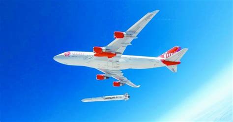 한 컷 공중에서 발사하는 로켓