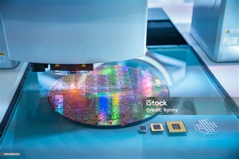 자동화 시스템 제어 애플리케이션을 갖춘 실리콘 웨이퍼 및 마이크로 회로 반도체에 대한 스톡 사진 및 기타 이미지 반도체 청정실 생산 라인 Istock