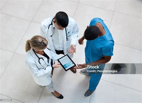 병원에서 디지털 의료 데이터로 작업하는 태블릿을 가진 의사 간호사 및 의료 팀 수술을 계획하는 건강 및 웰빙 클리닉 직원의 기술