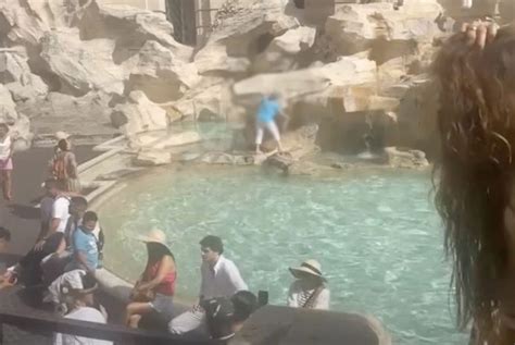 Tourist Illegally Climbs Romes Trevi Fountain To Fill Her Water Bottle What Is This Lady