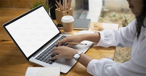 안경을 쓴 사업가가 사무실에서 컴퓨터 노트북으로 작업하는 장면이 잘렸다 사진 Unsplash의 테이블 이미지