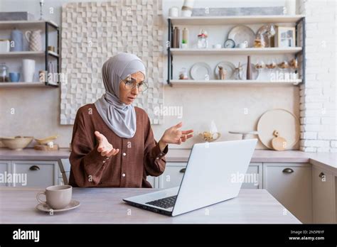 Frau In Hijab Zu Hause Ver Rgert Und Entt Uscht Als Sie Nachricht Vom