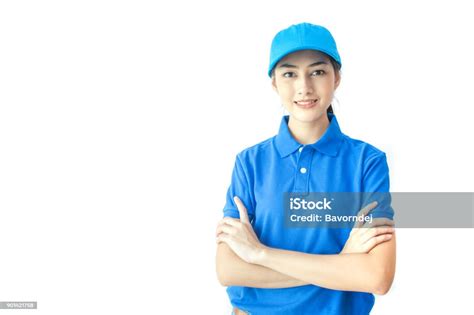 유니폼에 배달 서비스 노동자와 가진 젊은 아시아 여자 여자는 흰색 배경에 고립 된 매력적인 미소와 함께 상자를 들고 나름에 대한 스톡 사진 및 기타 이미지 Istock