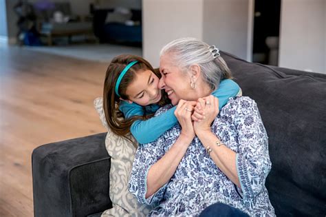 Nenek Dan Cucu Meringkuk Foto Stok Unduh Gambar Sekarang 6 7 Tahun
