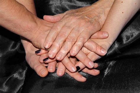 Alt Und Jung H Nde Aus Verschiedenen Generationen Stock Bild Colourbox