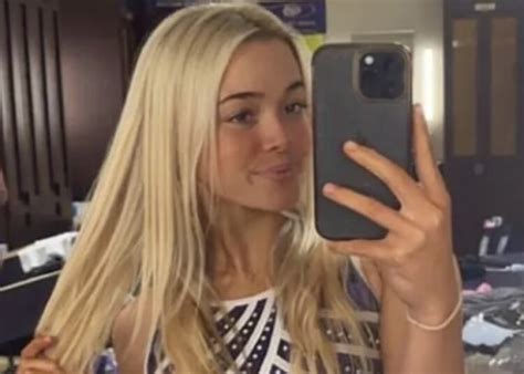 Lsu Gymnast Olivia Dunne Poses In Mirror Selfies Showing Off In A