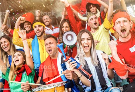 응원 및 축구 컵 Intenational 경기장스포츠 세계 선수권 대회 컨셉에 재미를 흥분 데 다 색된 티셔츠와 젊은이 그룹에서