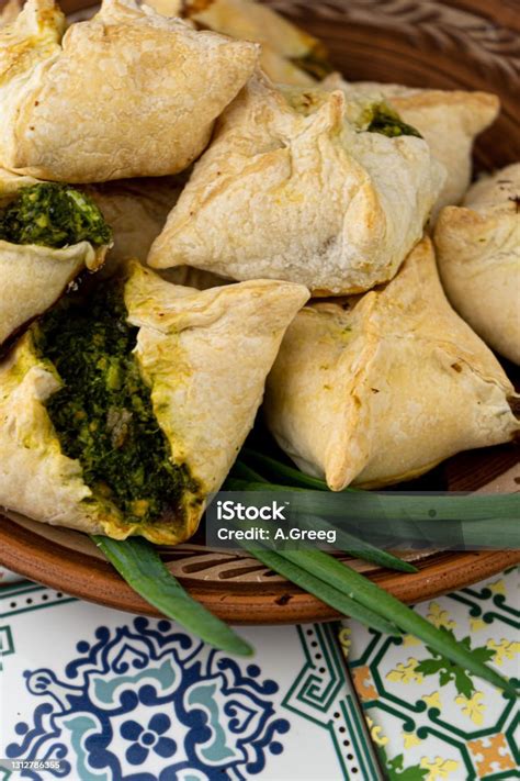 야생 마늘과 파를 곁들인 파이 수제 음식 퍼프 페이스트리 접시에 굽고 클로즈업 현지 음식 개체 그룹에 대한 스톡 사진 및 기타 이미지 Istock