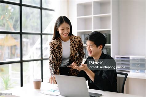 두 명의 아시아 비즈니스 여성과 남성이 사무실에서 태블릿 노트북 컴퓨터로 투자 프로젝트 작업 및 계획 전략에 대해 논의합니다