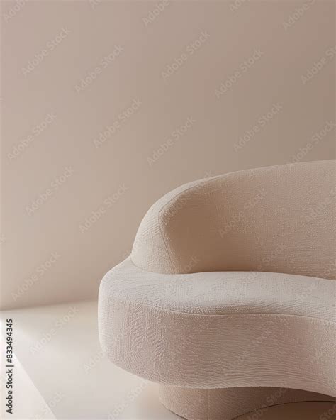 정면 소파 제품 사진 클로즈업 디테일 건축가의 디자인 스타일의 빈 흰색 방에서 아이코닉 디자인 작품 스타일의 흰색 소파 라이트 베이지 및 라이트 뮤트 핑크 Stock