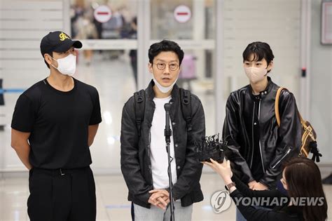 귀국하는 오징어게임 제작ㆍ출연진 연합뉴스